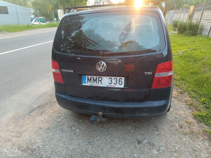 Black Volkswagen Touran 2006 in Kaunas, with an engine capacity of 1.90 L and mileage of 305 thousand km for 600 €, photo 4 on AUTOMOTO.COM.LV