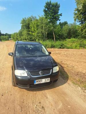 Melns Volkswagen Touran 2006 Kauņa, ar dzinēja tilpumu 1.90 L un nobraukumu 304 tūkst. km par 1300 €, foto  vietnē AUTOMOTO.COM.LV