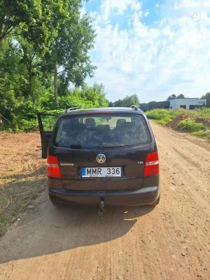 Melns Volkswagen Touran 2006 Kauņa, ar dzinēja tilpumu 1.90 L un nobraukumu 304 tūkst. km par 1300 €, foto 3 vietnē AUTOMOTO.COM.LV