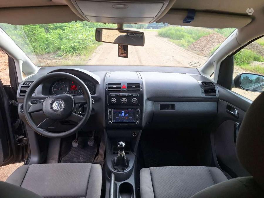 Melns Volkswagen Touran 2006 Kauņa, ar dzinēja tilpumu 1.90 L un nobraukumu 304 tūkst. km par 1300 €, foto 9 vietnē AUTOMOTO.COM.LV