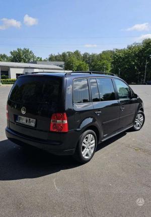 Black Volkswagen Touran 2006 in Vilnius, with an engine capacity of 1.90 L and mileage of 290 thousand km for 1500 €, photo 4 on AUTOMOTO.COM.LV