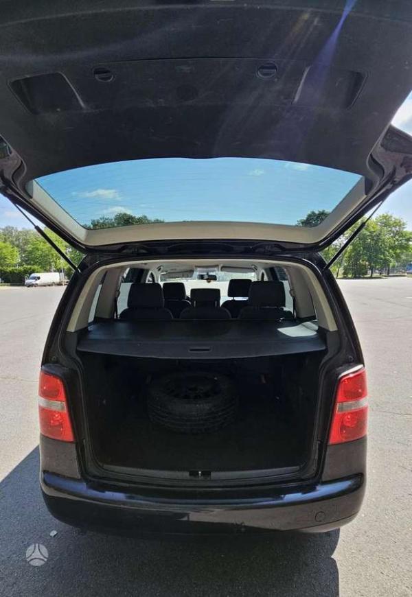 Black Volkswagen Touran 2006 in Vilnius, with an engine capacity of 1.90 L and mileage of 290 thousand km for 1500 €, photo 4 on AUTOMOTO.COM.LV