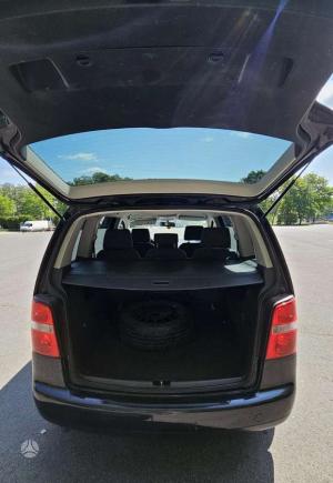 Black Volkswagen Touran 2006 in Vilnius, with an engine capacity of 1.90 L and mileage of 290 thousand km for 1500 €, photo 5 on AUTOMOTO.COM.LV
