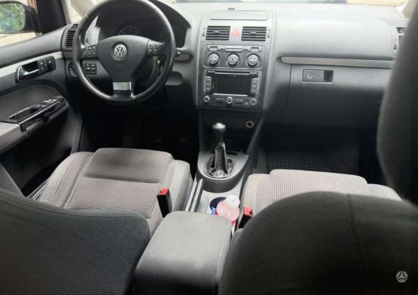 Black Volkswagen Touran 2006 in Vilnius, with an engine capacity of 1.90 L and mileage of 290 thousand km for 1500 €, photo 5 on AUTOMOTO.COM.LV