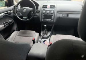 Black Volkswagen Touran 2006 in Vilnius, with an engine capacity of 1.90 L and mileage of 290 thousand km for 1500 €, photo 6 on AUTOMOTO.COM.LV