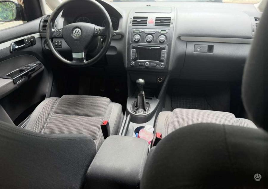 Black Volkswagen Touran 2006 in Vilnius, with an engine capacity of 1.90 L and mileage of 290 thousand km for 1500 €, photo 6 on AUTOMOTO.COM.LV