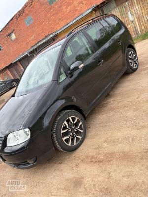 Melns Volkswagen Touran 2006 Viļņa, ar dzinēja tilpumu 2.00 L un nobraukumu 305 tūkst. km par 2500 €, foto  vietnē AUTOMOTO.COM.LV