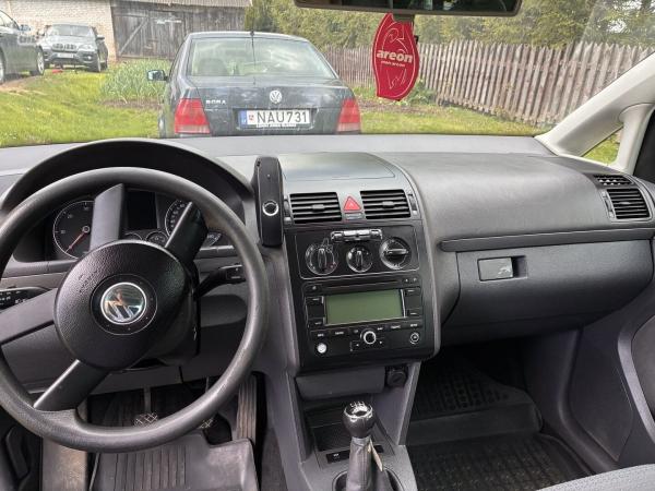 Black Volkswagen Touran 2006 in Vilnius, with an engine capacity of 2.00 L and mileage of 305 thousand km for 2500 €, photo 7 on AUTOMOTO.COM.LV