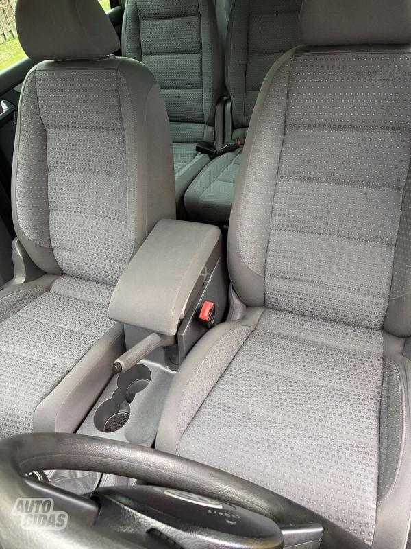 Black Volkswagen Touran 2006 in Vilnius, with an engine capacity of 2.00 L and mileage of 305 thousand km for 2500 €, photo 8 on AUTOMOTO.COM.LV