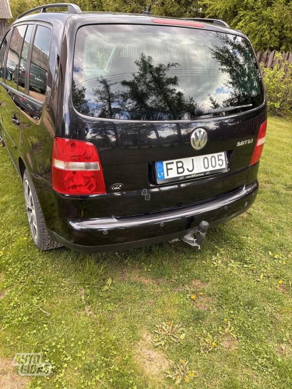 Melns Volkswagen Touran 2006 Viļņa, ar dzinēja tilpumu 2.00 L un nobraukumu 305 tūkst. km par 2500 €, foto 3 vietnē AUTOMOTO.COM.LV