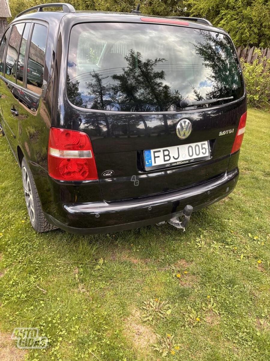 Melns Volkswagen Touran 2006 Viļņa, ar dzinēja tilpumu 2.00 L un nobraukumu 305 tūkst. km par 2500 €, foto 4 vietnē AUTOMOTO.COM.LV