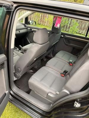 Melns Volkswagen Touran 2006 Viļņa, ar dzinēja tilpumu 2.00 L un nobraukumu 305 tūkst. km par 2500 €, foto 6 vietnē AUTOMOTO.COM.LV