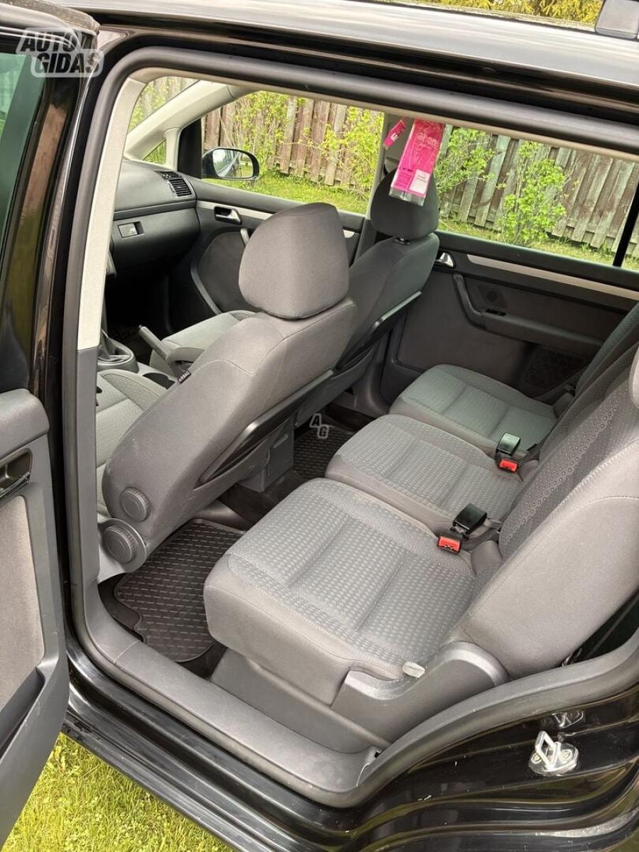 Melns Volkswagen Touran 2006 Viļņa, ar dzinēja tilpumu 2.00 L un nobraukumu 305 tūkst. km par 2500 €, foto 6 vietnē AUTOMOTO.COM.LV