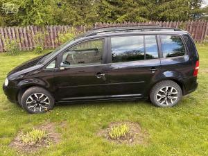 Melns Volkswagen Touran 2006 Viļņa, ar dzinēja tilpumu 2.00 L un nobraukumu 305 tūkst. km par 2500 €, foto 10 vietnē AUTOMOTO.COM.LV