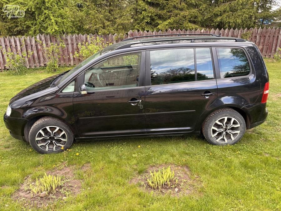 Melns Volkswagen Touran 2006 Viļņa, ar dzinēja tilpumu 2.00 L un nobraukumu 305 tūkst. km par 2500 €, foto 10 vietnē AUTOMOTO.COM.LV