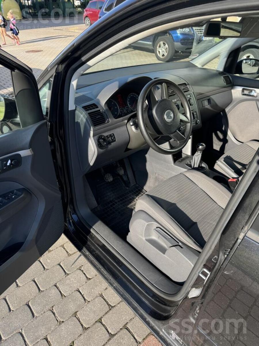 Melns Volkswagen Touran 2006 Rīga, ar dzinēja tilpumu 2.00 L un nobraukumu 269 tūkst. km par 2300 €, foto 7 vietnē AUTOMOTO.COM.LV