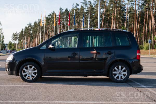 Black Volkswagen Touran 2006 in Riga, with an engine capacity of 2.00 L and mileage of 439 thousand km for 1890 €, photo 2 on AUTOMOTO.COM.LV