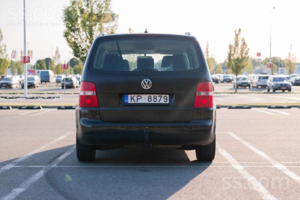 Black Volkswagen Touran 2006 in Riga, with an engine capacity of 2.00 L and mileage of 439 thousand km for 1890 €, photo 4 on AUTOMOTO.COM.LV