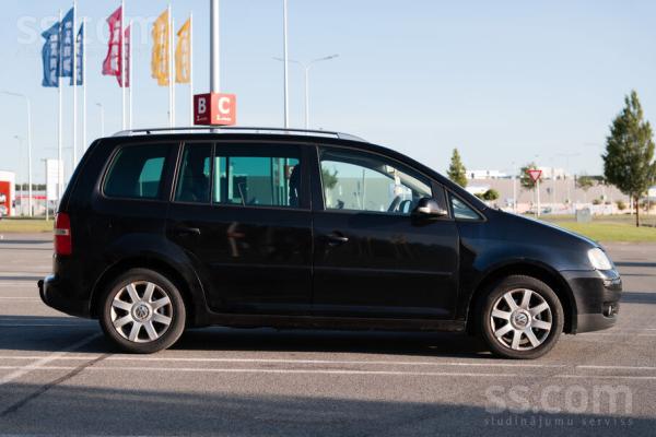 Black Volkswagen Touran 2006 in Riga, with an engine capacity of 2.00 L and mileage of 439 thousand km for 1890 €, photo 6 on AUTOMOTO.COM.LV