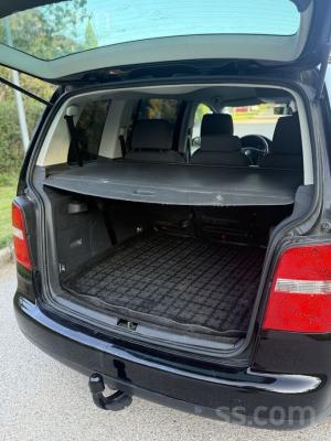 Melns Volkswagen Touran 2006 Kuldīga, ar dzinēja tilpumu 1.90 L un nobraukumu 349 tūkst. km par 1600 €, foto 8 vietnē AUTOMOTO.COM.LV