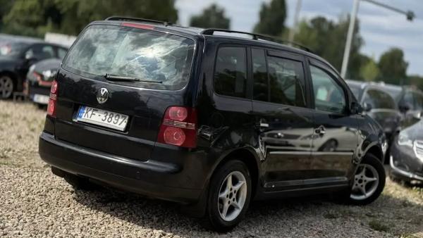 Black Volkswagen Touran 2006 in Jelgava, with an engine capacity of 2.00 L and mileage of 300 thousand km for 2290 €, photo 3 on AUTOMOTO.COM.LV