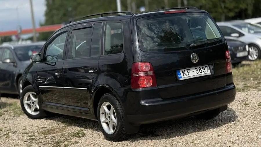 Black Volkswagen Touran 2006 in Jelgava, with an engine capacity of 2.00 L and mileage of 300 thousand km for 2290 €, photo 5 on AUTOMOTO.COM.LV
