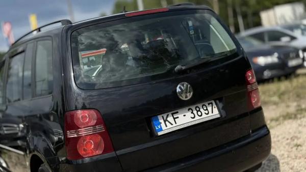 Black Volkswagen Touran 2006 in Jelgava, with an engine capacity of 2.00 L and mileage of 300 thousand km for 2290 €, photo 6 on AUTOMOTO.COM.LV