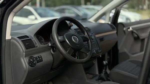 Black Volkswagen Touran 2006 in Jelgava, with an engine capacity of 2.00 L and mileage of 300 thousand km for 2290 €, photo 7 on AUTOMOTO.COM.LV