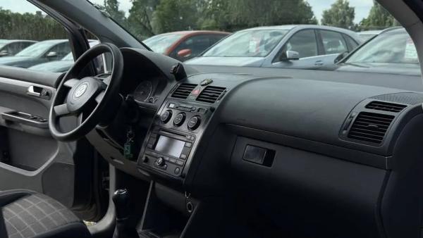 Black Volkswagen Touran 2006 in Jelgava, with an engine capacity of 2.00 L and mileage of 300 thousand km for 2290 €, photo 8 on AUTOMOTO.COM.LV