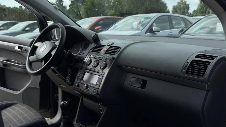 Black Volkswagen Touran 2006 in Jelgava, with an engine capacity of 2.00 L and mileage of 300 thousand km for 2290 €, photo 9 on AUTOMOTO.COM.LV