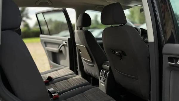 Black Volkswagen Touran 2006 in Jelgava, with an engine capacity of 2.00 L and mileage of 300 thousand km for 2290 €, photo 9 on AUTOMOTO.COM.LV