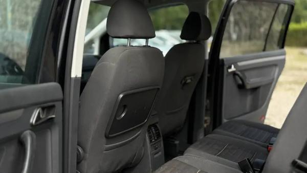Black Volkswagen Touran 2006 in Jelgava, with an engine capacity of 2.00 L and mileage of 300 thousand km for 2290 €, photo 10 on AUTOMOTO.COM.LV