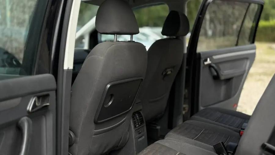 Black Volkswagen Touran 2006 in Jelgava, with an engine capacity of 2.00 L and mileage of 300 thousand km for 2290 €, photo 11 on AUTOMOTO.COM.LV