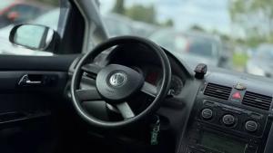 Black Volkswagen Touran 2006 in Jelgava, with an engine capacity of 2.00 L and mileage of 300 thousand km for 2290 €, photo 12 on AUTOMOTO.COM.LV