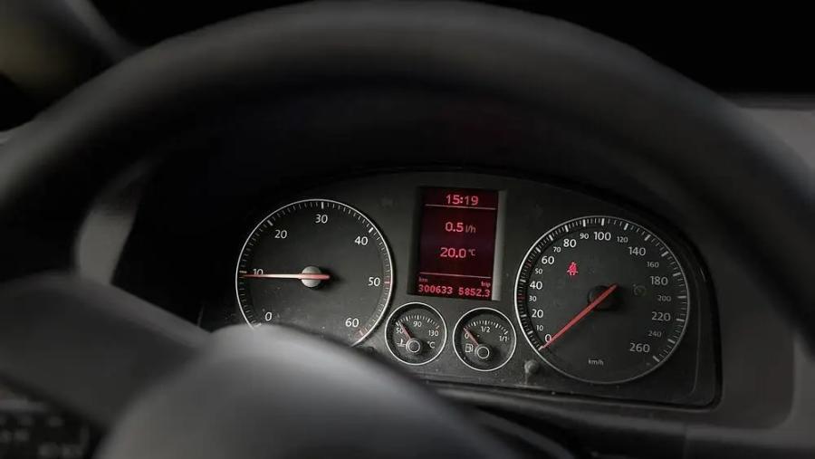 Black Volkswagen Touran 2006 in Jelgava, with an engine capacity of 2.00 L and mileage of 300 thousand km for 2290 €, photo 13 on AUTOMOTO.COM.LV