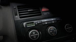 Black Volkswagen Touran 2006 in Jelgava, with an engine capacity of 2.00 L and mileage of 300 thousand km for 2290 €, photo 15 on AUTOMOTO.COM.LV