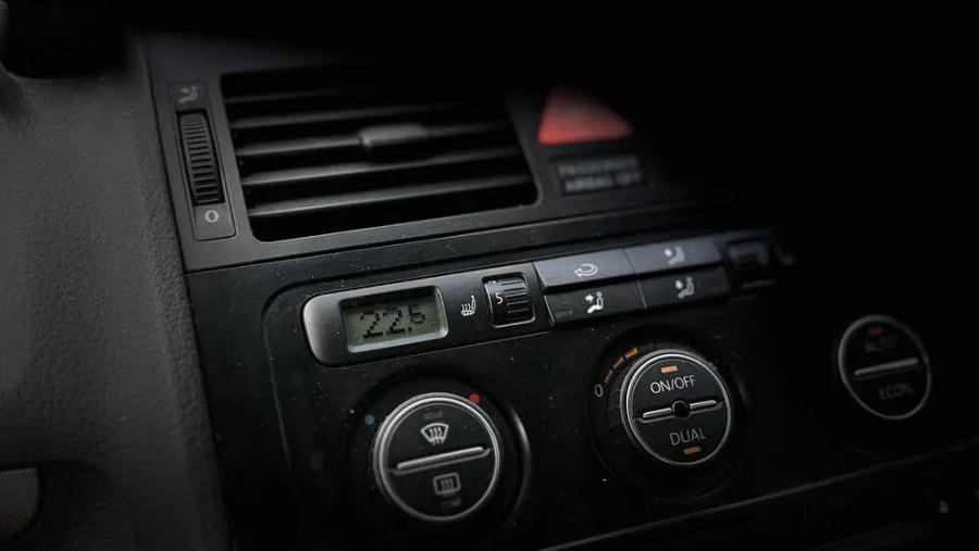 Black Volkswagen Touran 2006 in Jelgava, with an engine capacity of 2.00 L and mileage of 300 thousand km for 2290 €, photo 15 on AUTOMOTO.COM.LV