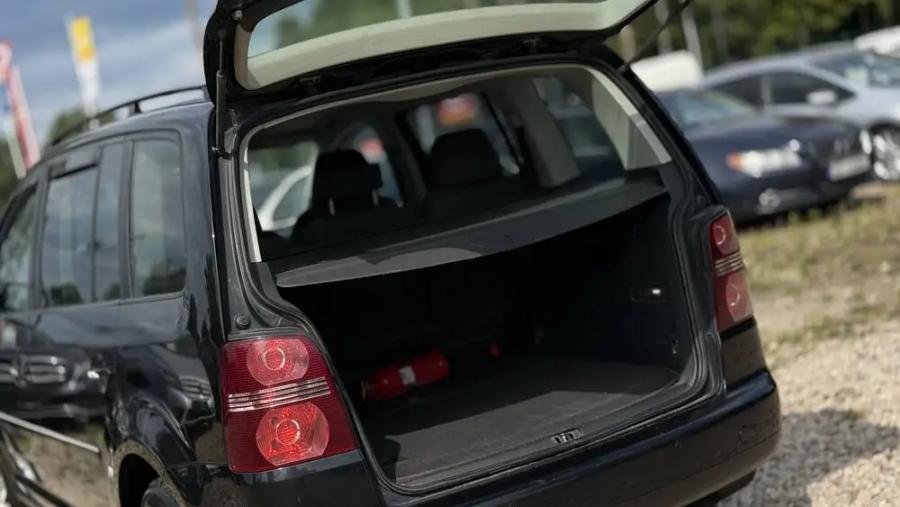 Black Volkswagen Touran 2006 in Jelgava, with an engine capacity of 2.00 L and mileage of 300 thousand km for 2290 €, photo 21 on AUTOMOTO.COM.LV