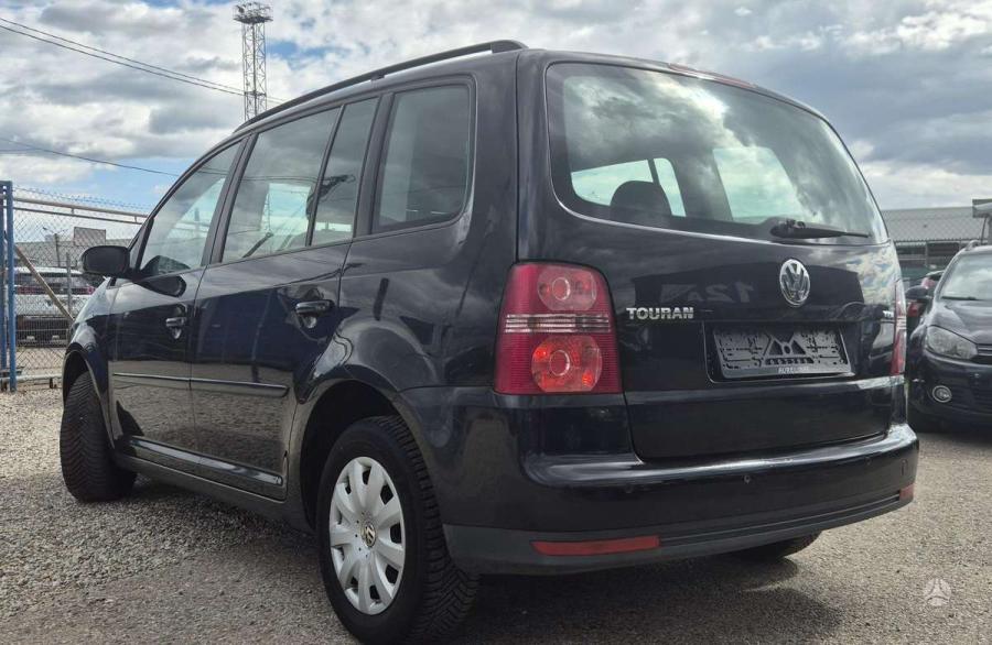 Melns Volkswagen Touran 2006 Kauņa, ar dzinēja tilpumu 1.90 L un nobraukumu 160 tūkst. km par 3250 €, foto 3 vietnē AUTOMOTO.COM.LV