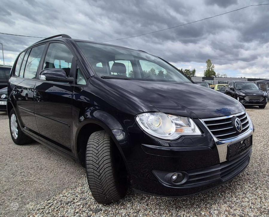 Melns Volkswagen Touran 2006 Kauņa, ar dzinēja tilpumu 1.90 L un nobraukumu 160 tūkst. km par 3250 €, foto 5 vietnē AUTOMOTO.COM.LV