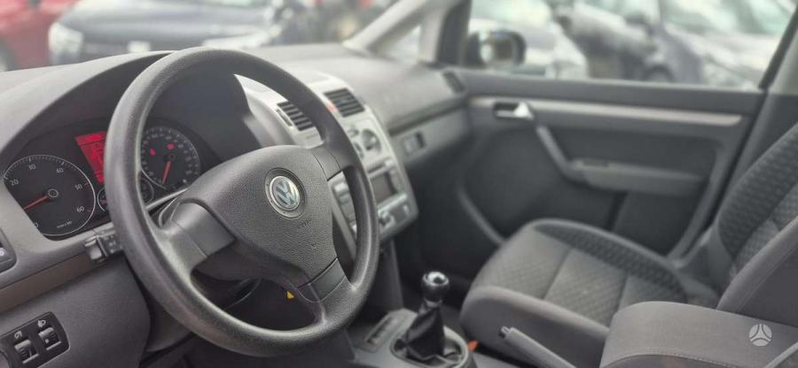 Melns Volkswagen Touran 2006 Kauņa, ar dzinēja tilpumu 1.90 L un nobraukumu 160 tūkst. km par 3250 €, foto 6 vietnē AUTOMOTO.COM.LV