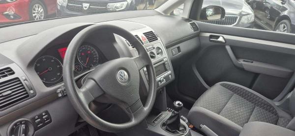 Black Volkswagen Touran 2006 in Kaunas, with an engine capacity of 1.90 L and mileage of 160 thousand km for 3250 €, photo 6 on AUTOMOTO.COM.LV