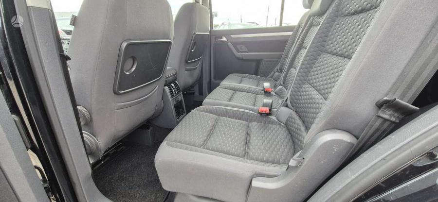 Melns Volkswagen Touran 2006 Kauņa, ar dzinēja tilpumu 1.90 L un nobraukumu 160 tūkst. km par 3250 €, foto 11 vietnē AUTOMOTO.COM.LV