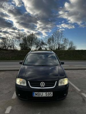 Melns Volkswagen Touran 2006 Viļņa, ar dzinēja tilpumu 1.90 L un nobraukumu 265 tūkst. km par 1600 €, foto  vietnē AUTOMOTO.COM.LV