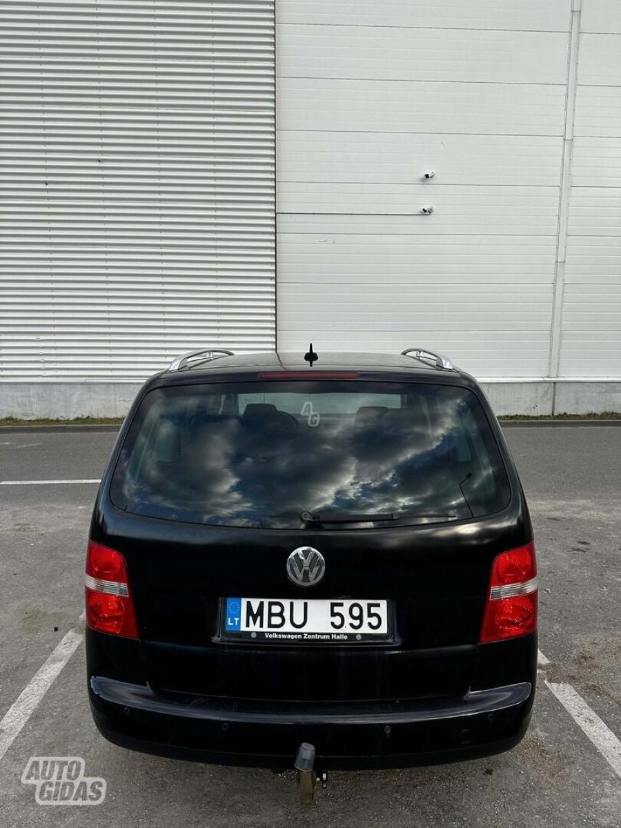 Melns Volkswagen Touran 2006 Viļņa, ar dzinēja tilpumu 1.90 L un nobraukumu 265 tūkst. km par 1600 €, foto 3 vietnē AUTOMOTO.COM.LV