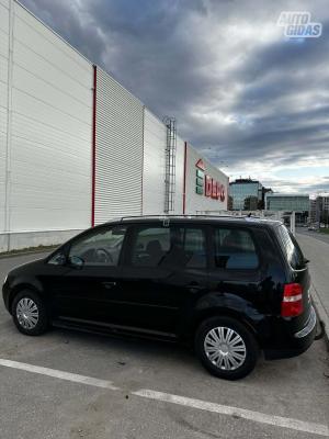 Melns Volkswagen Touran 2006 Viļņa, ar dzinēja tilpumu 1.90 L un nobraukumu 265 tūkst. km par 1600 €, foto 4 vietnē AUTOMOTO.COM.LV