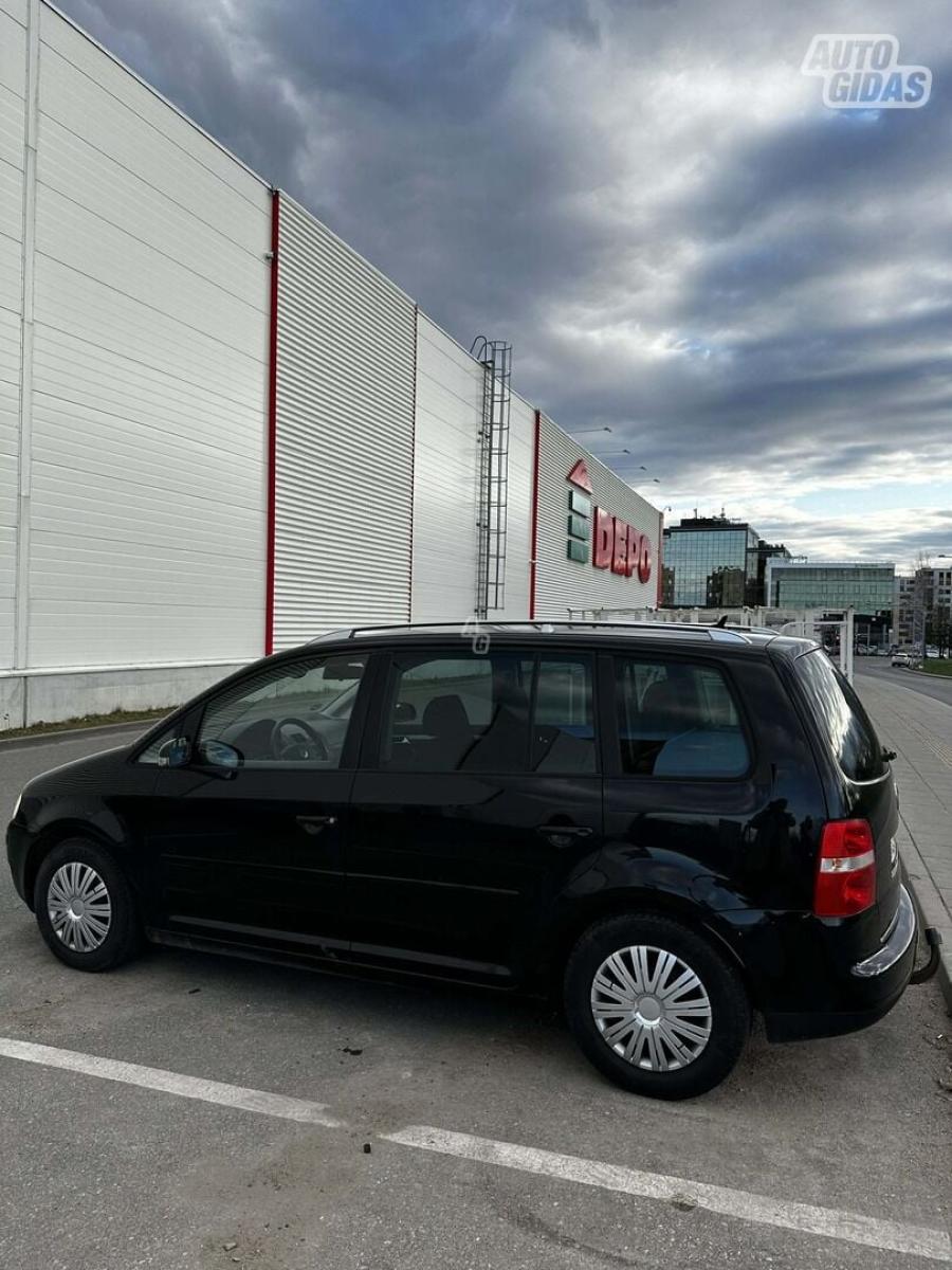 Melns Volkswagen Touran 2006 Viļņa, ar dzinēja tilpumu 1.90 L un nobraukumu 265 tūkst. km par 1600 €, foto 4 vietnē AUTOMOTO.COM.LV