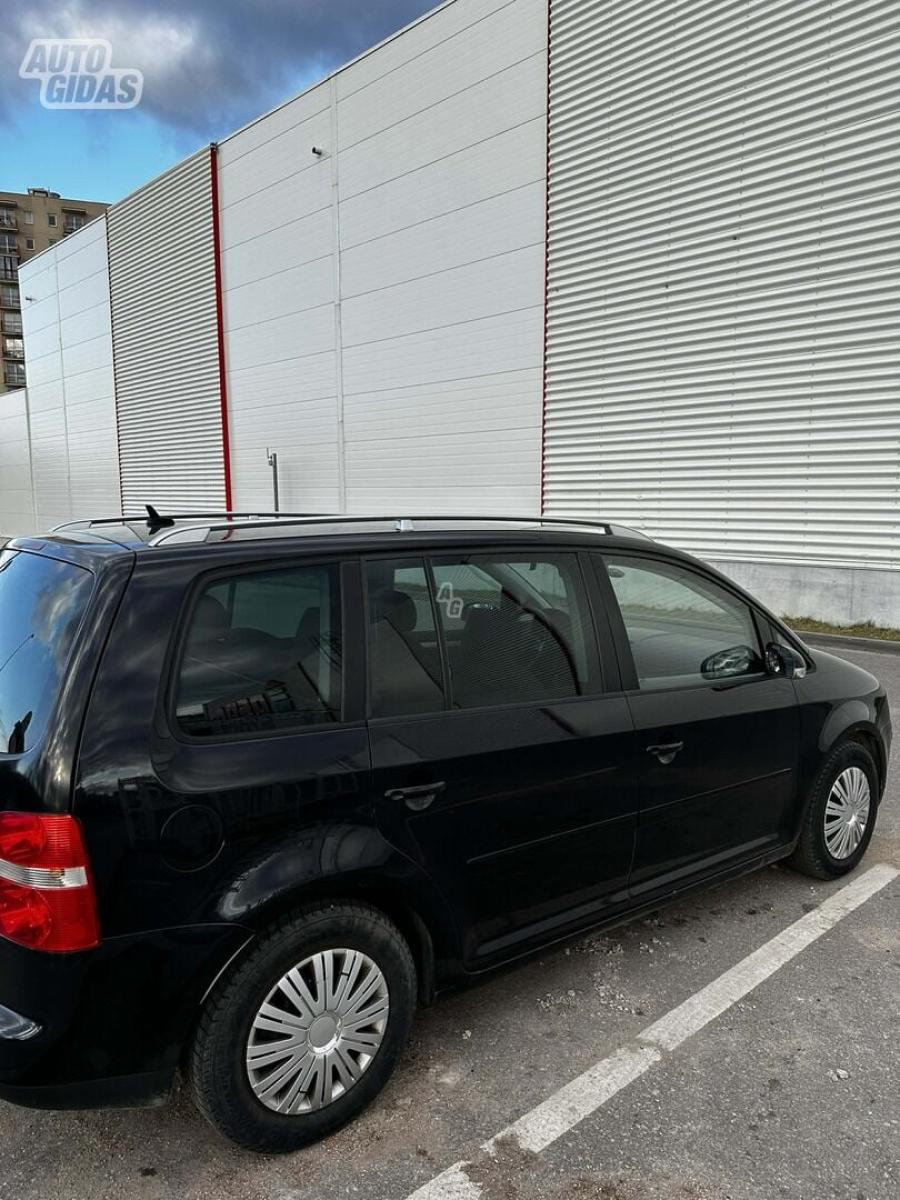 Melns Volkswagen Touran 2006 Viļņa, ar dzinēja tilpumu 1.90 L un nobraukumu 265 tūkst. km par 1600 €, foto 5 vietnē AUTOMOTO.COM.LV