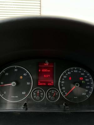 Melns Volkswagen Touran 2006 Viļņa, ar dzinēja tilpumu 1.90 L un nobraukumu 265 tūkst. km par 1600 €, foto 6 vietnē AUTOMOTO.COM.LV