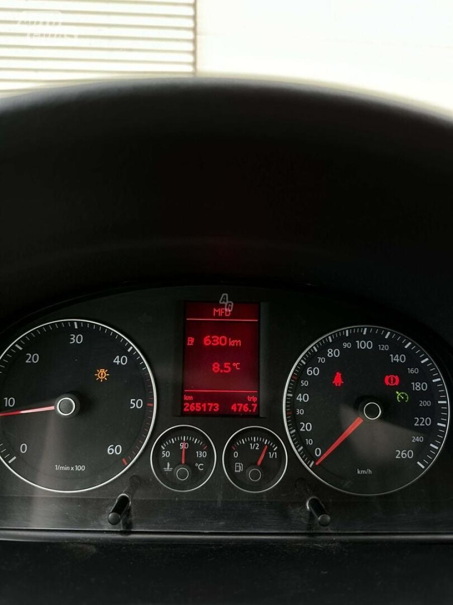 Melns Volkswagen Touran 2006 Viļņa, ar dzinēja tilpumu 1.90 L un nobraukumu 265 tūkst. km par 1600 €, foto 6 vietnē AUTOMOTO.COM.LV